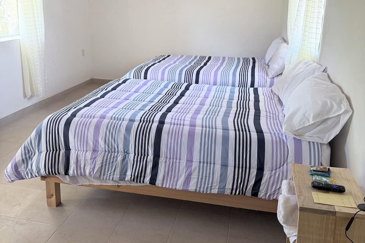 Quarto superior, vista para o resort | Edredons de pluma, espaço de trabalho para notebook, Wi-Fi de cortesia