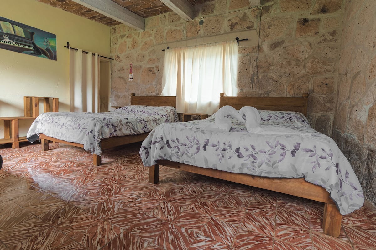 Quarto urbano | Edredons de pluma, espaço de trabalho para notebook, Wi-Fi de cortesia