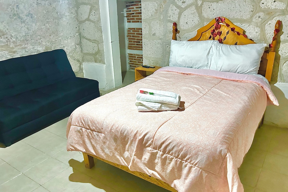 Quarto básico | Edredons de pluma, espaço de trabalho para notebook, Wi-Fi de cortesia