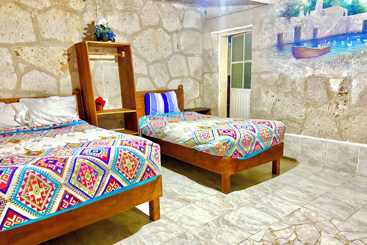 Quarto clássico | Edredons de pluma, espaço de trabalho para notebook, Wi-Fi de cortesia