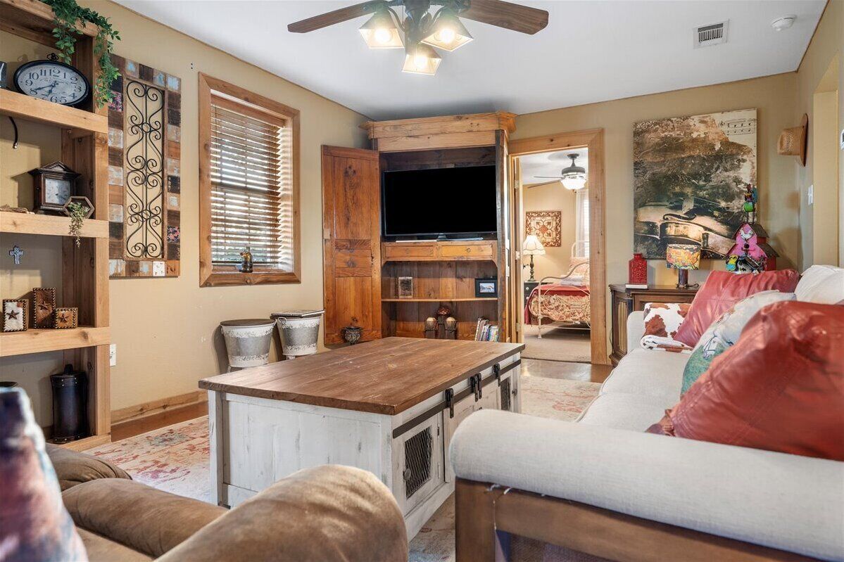 Charming Barndominium With Farm Animals  Just 5 Minutes From Lake Georgetown - Georgetown, TX
