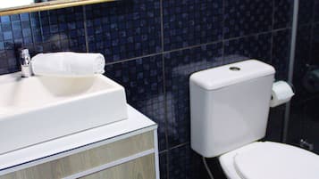 Quarto triplo clássico | Banheiro | Chuveiro, toalhas de banho, sabonete, shampoo