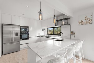 Apartamento, 3 quartos | Cozinha privada | Um frigorífico, um micro-ondas, uma placa de cozinha 