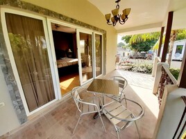 Quarto superluxo, sacada, vista para o jardim | Ferros/tábuas de passar roupa, Wi-Fi de cortesia, roupa de cama