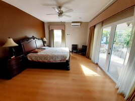 Quarto superluxo, sacada, vista para o jardim | Ferros/tábuas de passar roupa, Wi-Fi de cortesia, roupa de cama