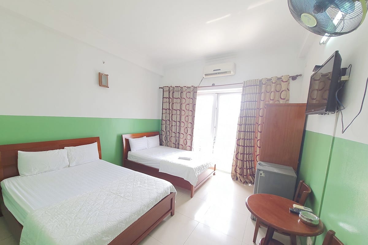 Quarto Quádruplo Familiar, varanda, Vista para a cidade | Minibar, secretária, cortinas/cortinados opacos, quartos insonorizados