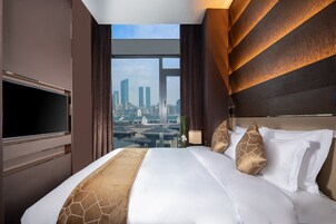 Quarto casal básico, vista para a cidade | Cofres nos quartos, espaço de trabalho para notebook, cortinas blackout