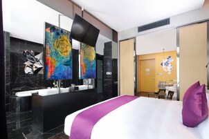 Quarto casal básico, vista para a cidade | Cofres nos quartos, espaço de trabalho para notebook, cortinas blackout