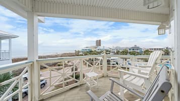 Casa com design assinado, 6 quartos, sacada, vista para a praia | Sacada