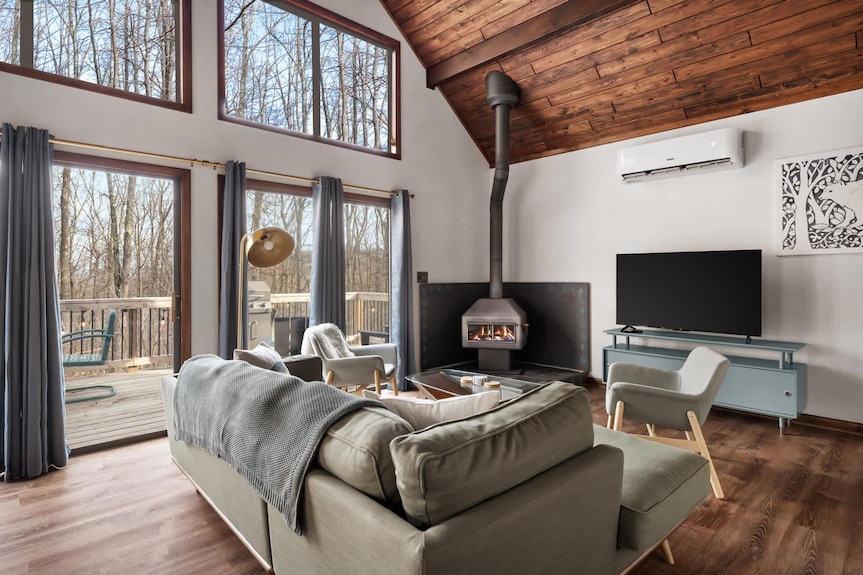 Grill, Fire Pit, Wifi, Deck, Hammock, Games & Dogs - Cacapon Resort State Park, Berkeley Springs