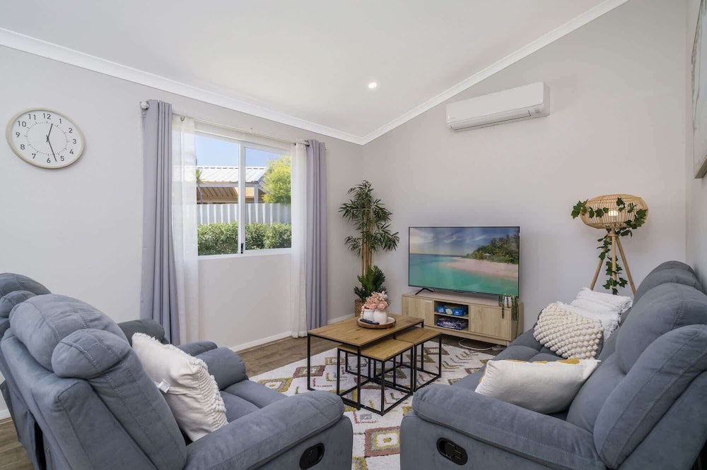 Bright and Spacious 2-Bed Thornlie Family Home - Perth | Vrbo