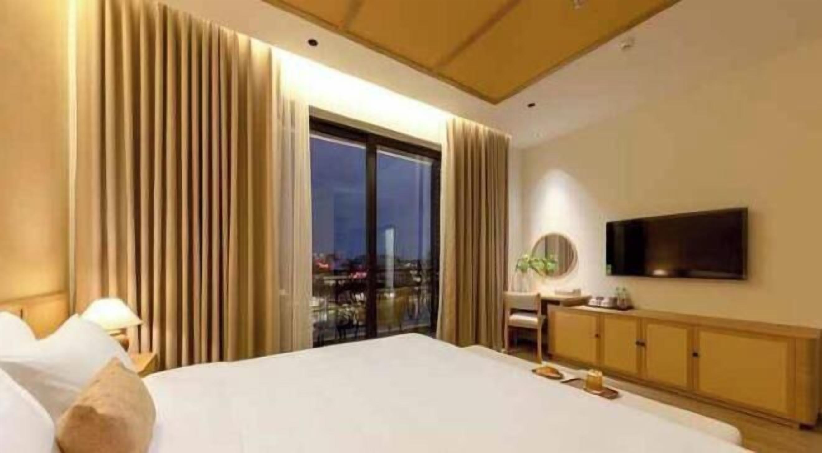 Frigobar, cofres nos quartos, espaço de trabalho para notebook