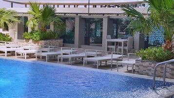 2 piscinas interiores