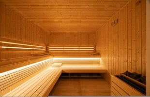Uma sauna de madeira com bancos e aquecedores embutidos.