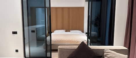 1 quarto, cortinas blackout, quartos à prova de som