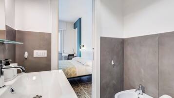 Apartamento, 2 quartos, não fumadores, cozinha | Casa de banho | Um secador de cabelo, toalhas fornecidas, papel higiénico