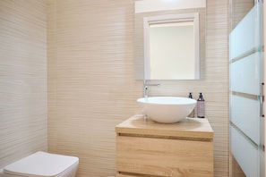 Quarto casal clássico | Banheiro | Chuveiro, secador de cabelo, bidê, toalhas de banho