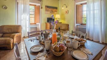 Villa, vista para o lago | Cozinha privada | Um frigorífico, um micro-ondas, uma placa de cozinha