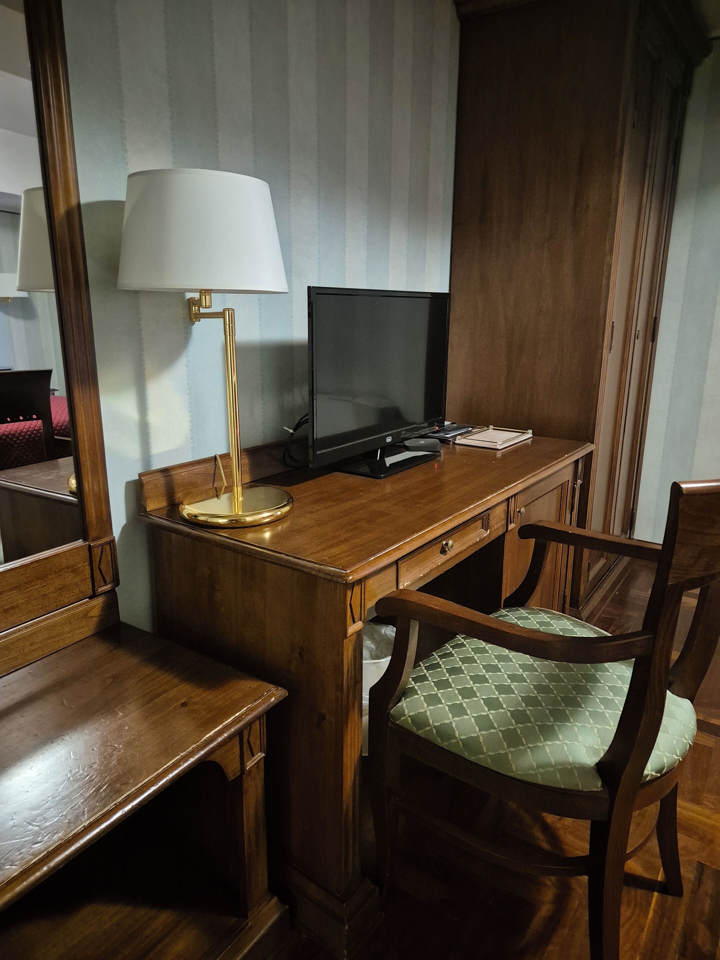 Roupas de cama antialérgicas, cofres nos quartos, escrivaninha