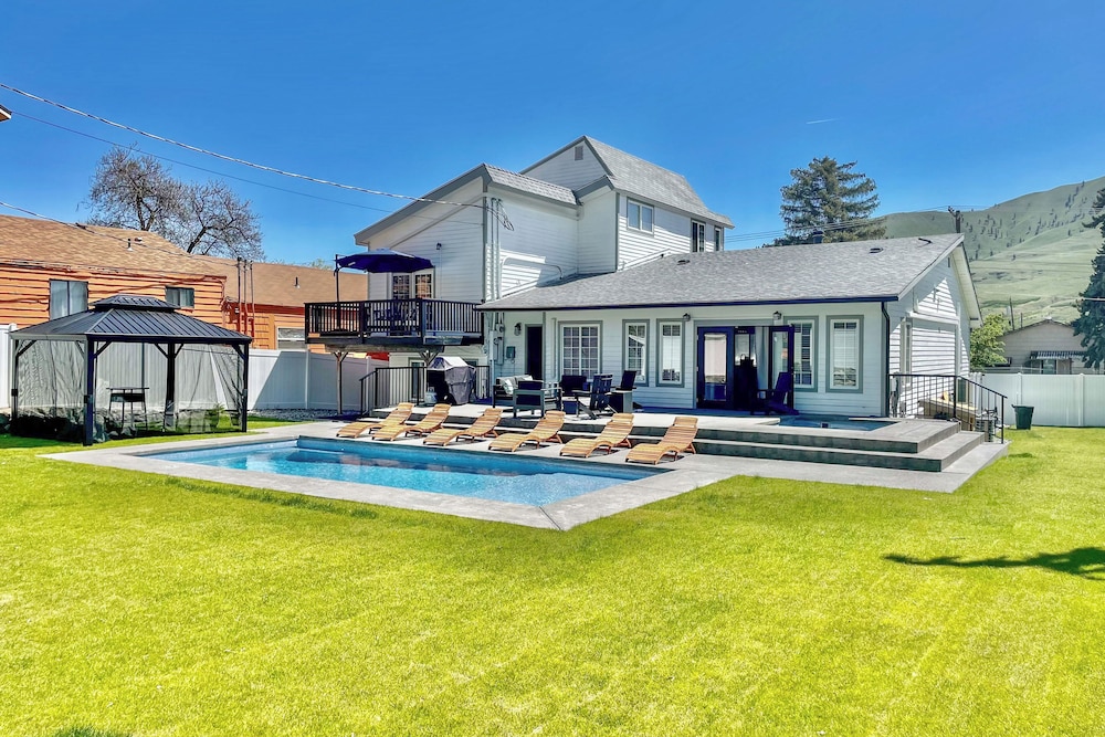 'Grand Chelan' Large Group Getaway: Pool & Hot Tub - Chelan, WA