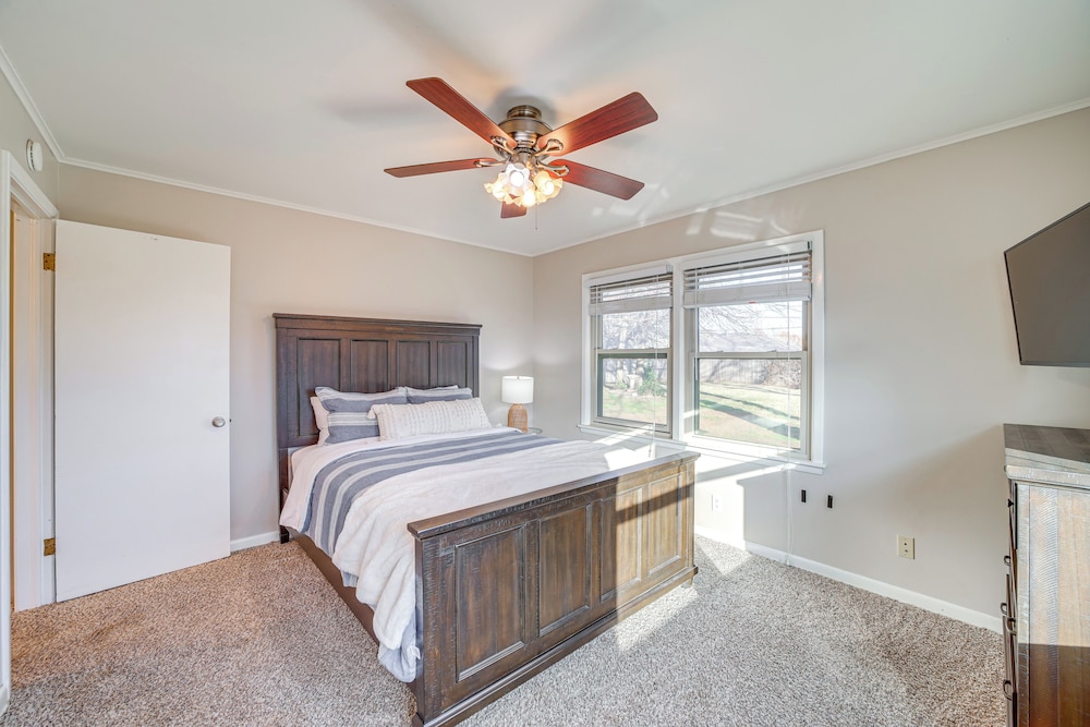 Tulsa Home 5 Mi To Downtown: Groups Welcome! - Tulsa, OK