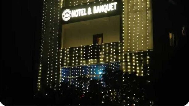 Fachada de um edifício com uma placa indicando