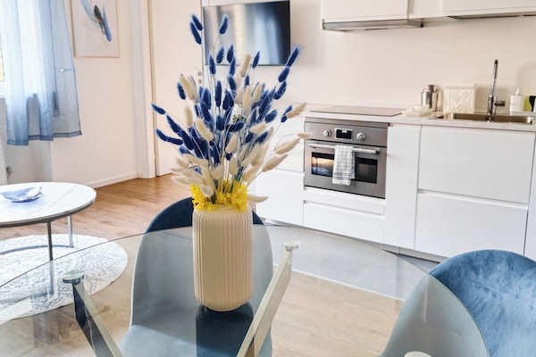 Apartamento Superior, casa de banho privativa | Sala de estar | TV de ecrã plano