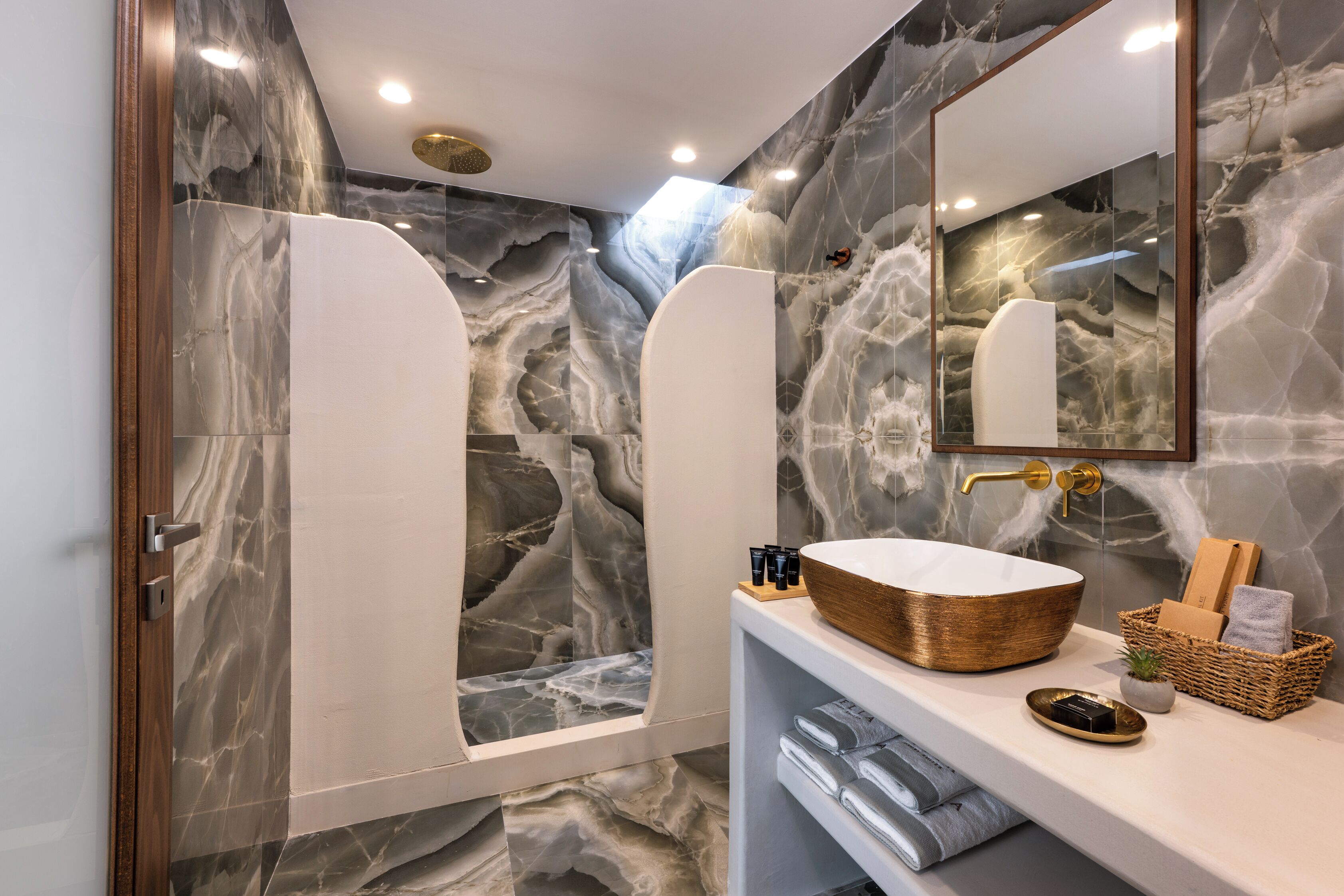 Quarto triplo executivo, vista para o mar | Banheiro | Chuveiro, secador de cabelo, chinelos, toalhas de banho