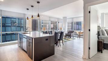 Apartamento família, cozinha, vista para o rio | Área de estar | Smart TV