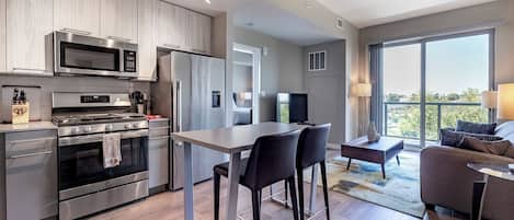 Apartamento de Luxo, varanda | Cozinha privada | Um frigorífico/congelador grande, um micro-ondas, um forno
