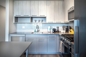 Apartamento de Luxo, varanda | Cozinha privada | Um frigorífico/congelador grande, um micro-ondas, um forno 