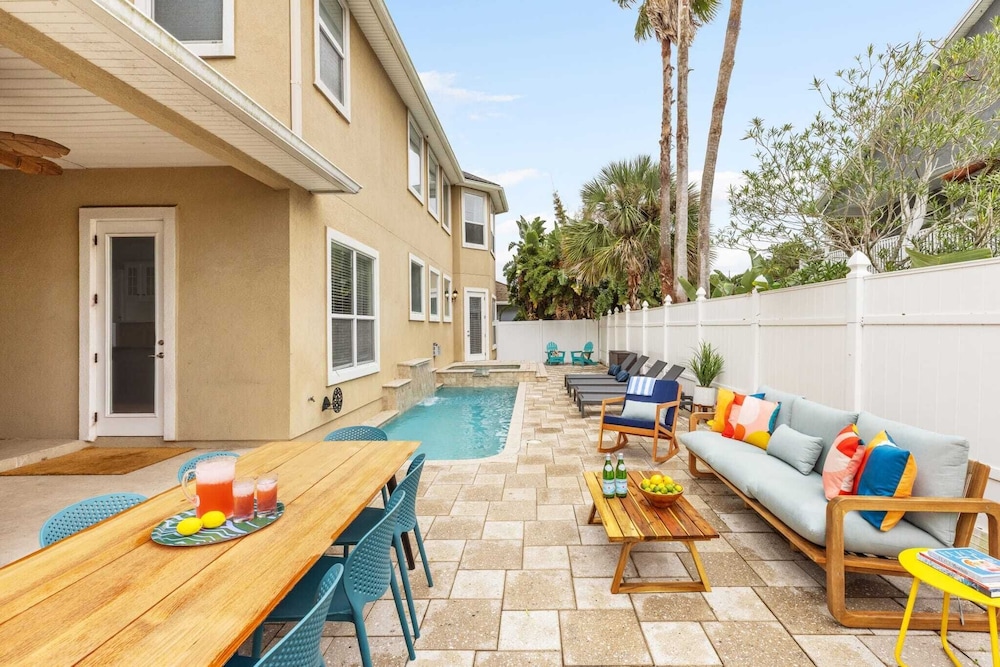 Sleeps 18! Pool, Hottub, Game Room, Blocks To Beach Vilano Villa By Avantstay - St. Augustine, FL