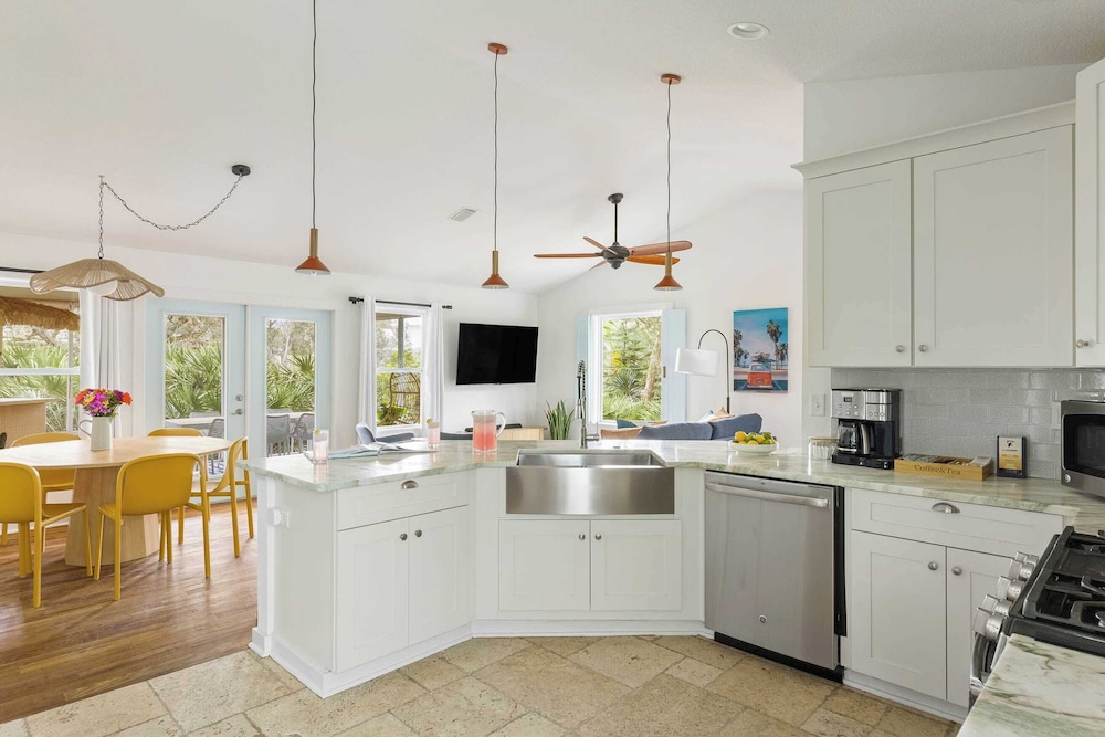 Beach Bungalow 1blck To Beach W/ Hot Tub & Game Room Haven Grove By Avantstay - St. Augustine, FL