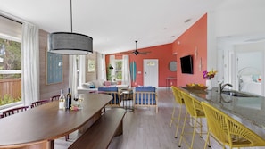 Um espaço moderno para viver, com área de jantar, cozinha e quarto.