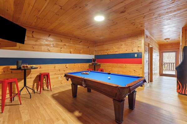 Yesteryear By Avantstay Hot Tub, 360 Deck Views And Game Room Easy Access - Pigeon Forge, TN