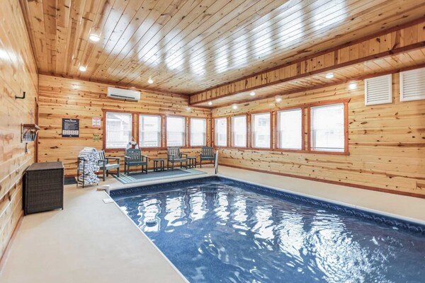 Laurel Point By Avantstay Sleeps 18! Indoor Pool, Hot Tub, Theater, Game Room - Pigeon Forge, TN