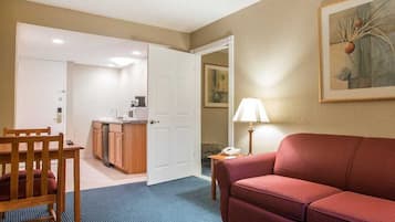 Suite Premier | Sala de estar | Televisor de 32 polegadas com canais por cabo