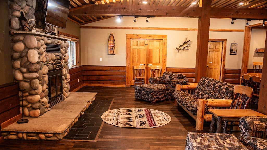 Spacious Lakefront Getaway - Perfect For Families & Events - Bemidji, MN