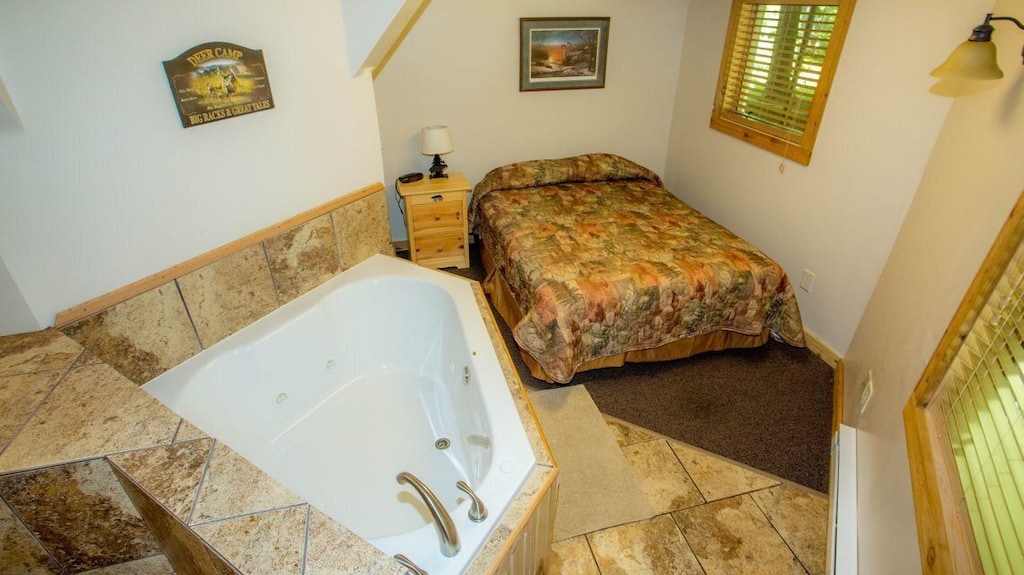 Minnesota Octagon Treehouse - Private Jacuzzi & Forest Views - Bemidji, MN