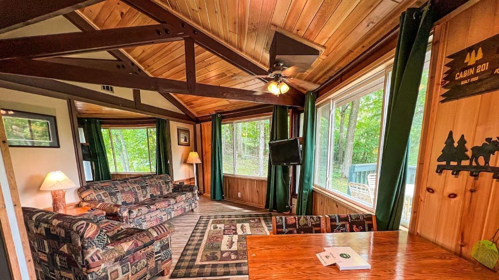 Octagon Cabin Getaway - Outdoor Lounge & Cozy Firepit - Minnesota