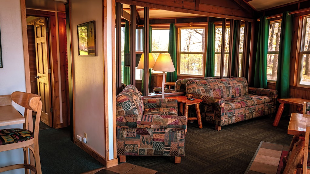 Stunning Octagon Cabin Getaway - Bemidji, MN
