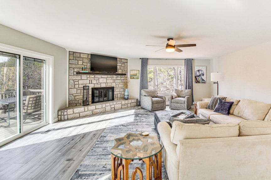 Waterfront Lake Coronado Home W/ Deck & Views - Hot Springs, AR