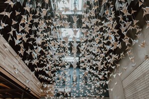 Um teto decorado com guirlandas de gruas de papel.