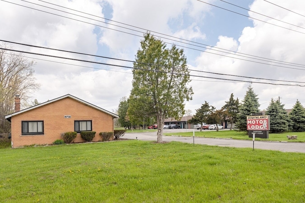 Comfortable Brownstown Stay Queen Bed & Private Bath - Dearborn, MI