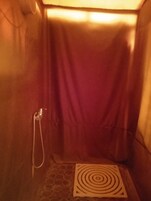 Tenda Familiar, vista deserto | Casa de banho | Um polibã, artigos de higiene pessoal grátis, um secador de cabelo 