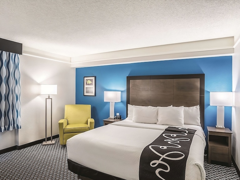 Inviting Room With Outdoor Pool And Complimentary Breakfast - Chandler