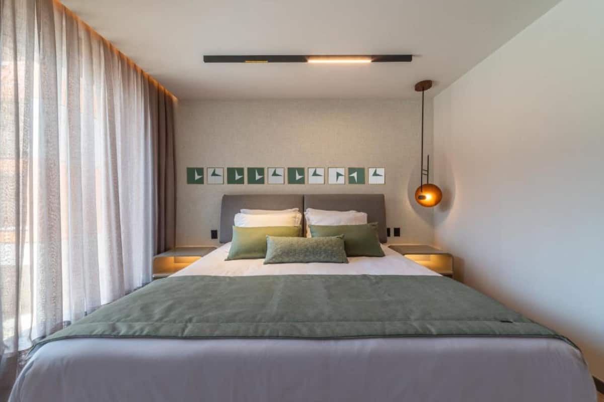 Roupa hipoalergénica, cofre no quarto, com decoração personalizada