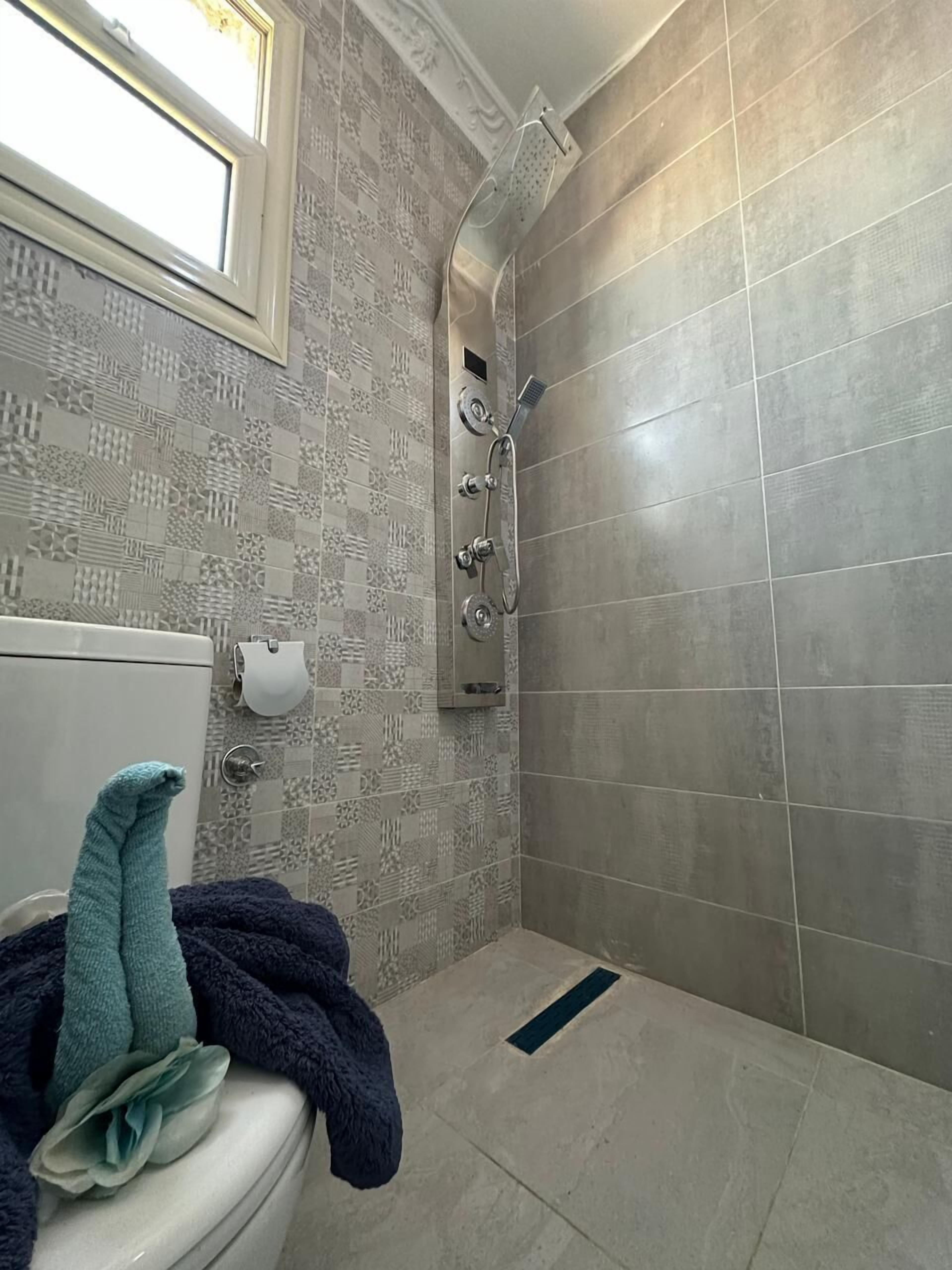 Estúdio com design assinado, várias camas, vista para a montanha | Banheiro | Banheira e chuveiro separados, banheira de hidromassagem