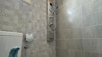 Estúdio com design assinado, várias camas, vista para a montanha | Banheiro | Banheira e chuveiro separados, banheira de hidromassagem