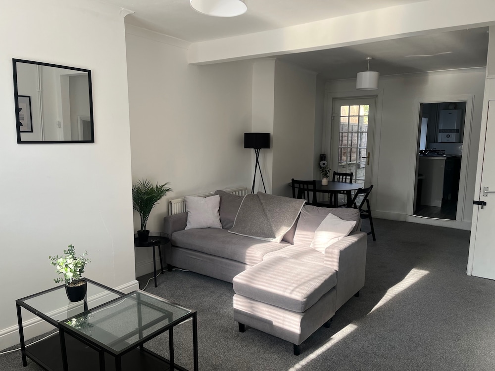 Cosy 2-bed Home - Central Location - Train Station - Dartford